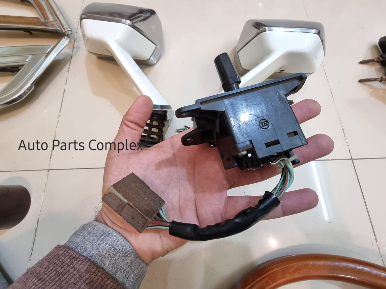 Corolla/Cressida Ke70 Gx71 fender mirrors with switch - Autoparts Complex