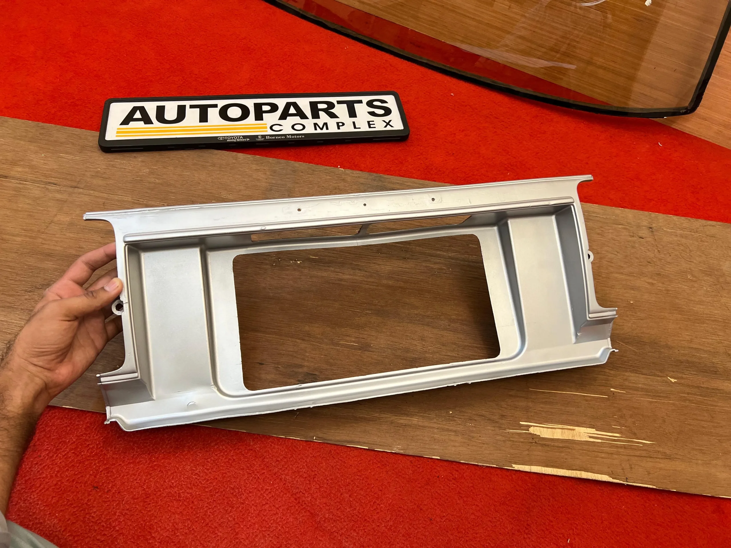 Toyota Crown MS80 Ms85 rear center garnish - Autoparts Complex